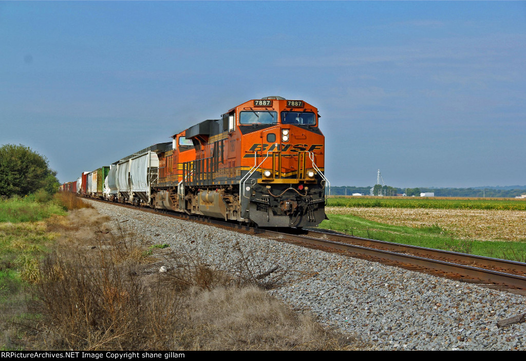 BNSF 7887 leads a Sb freight Thur the flats of Missouri.